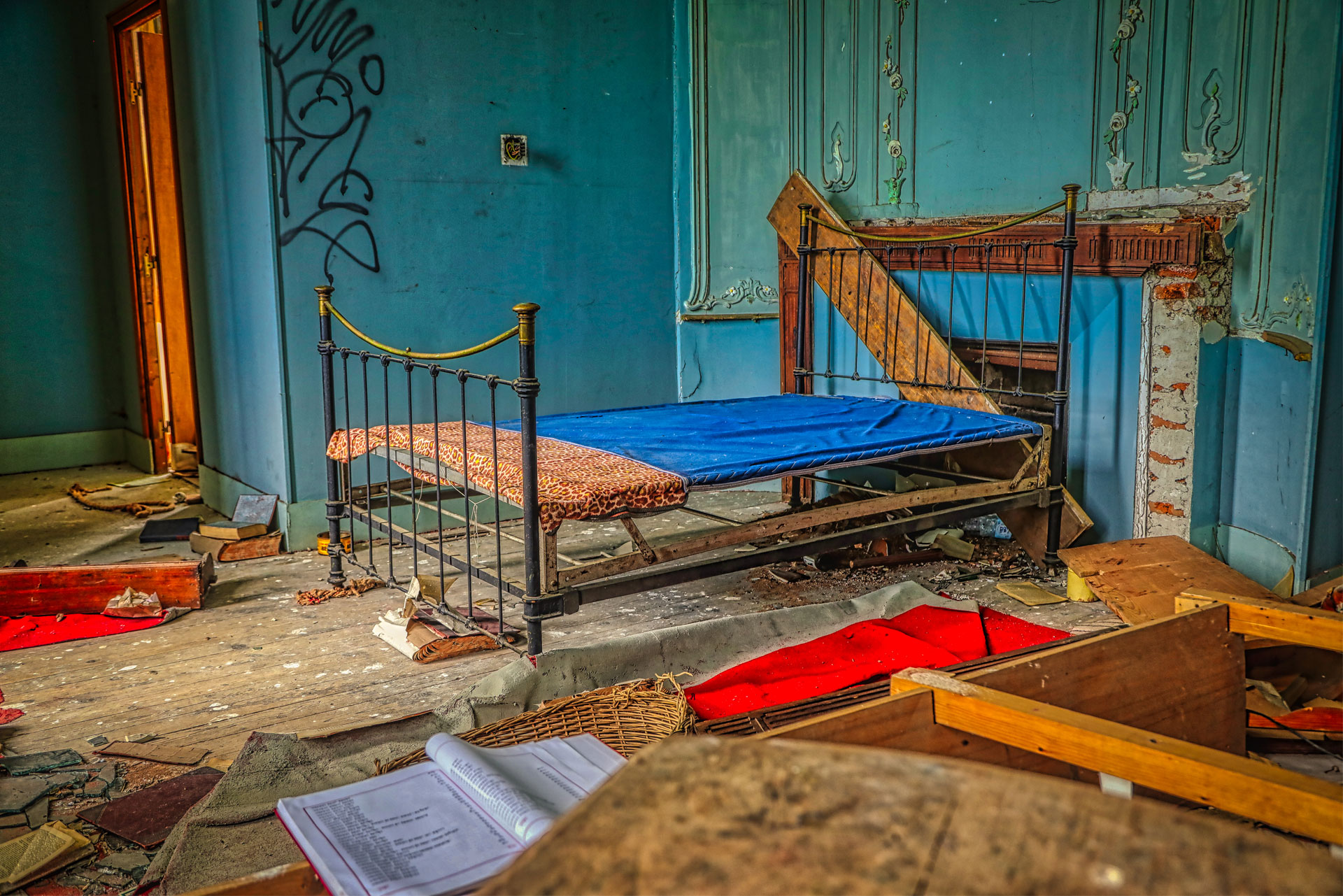 Au Pied du Lit - Urbex Kinbaku